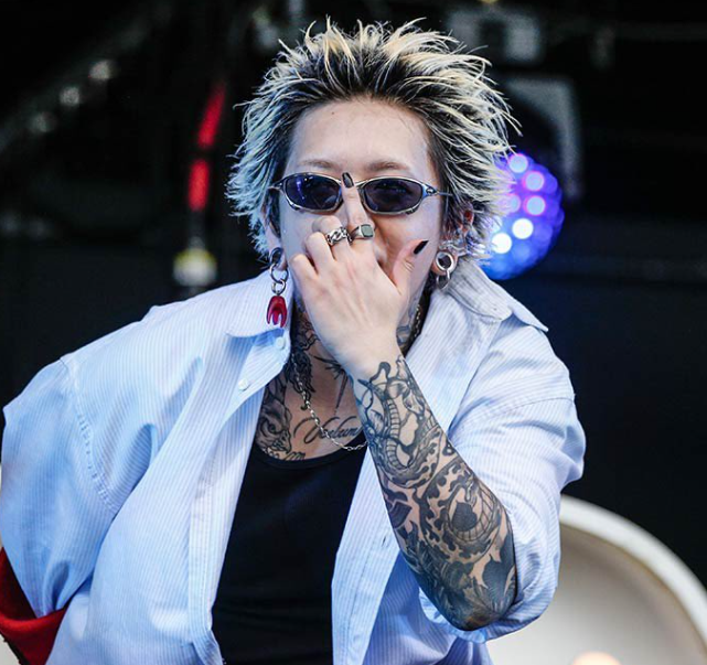 Ayaseのタトゥーは本物！いつから首や腕、指に入れてるか調査(YOASOBI) | よつばの虹色スタログ